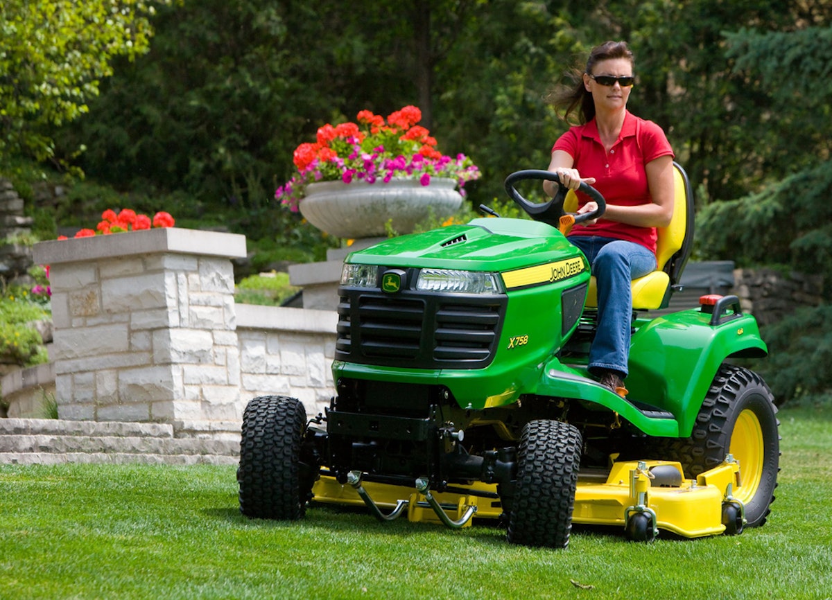 John Deere's New X700 Signature Series Mowers Offer an Automobile-Like ...