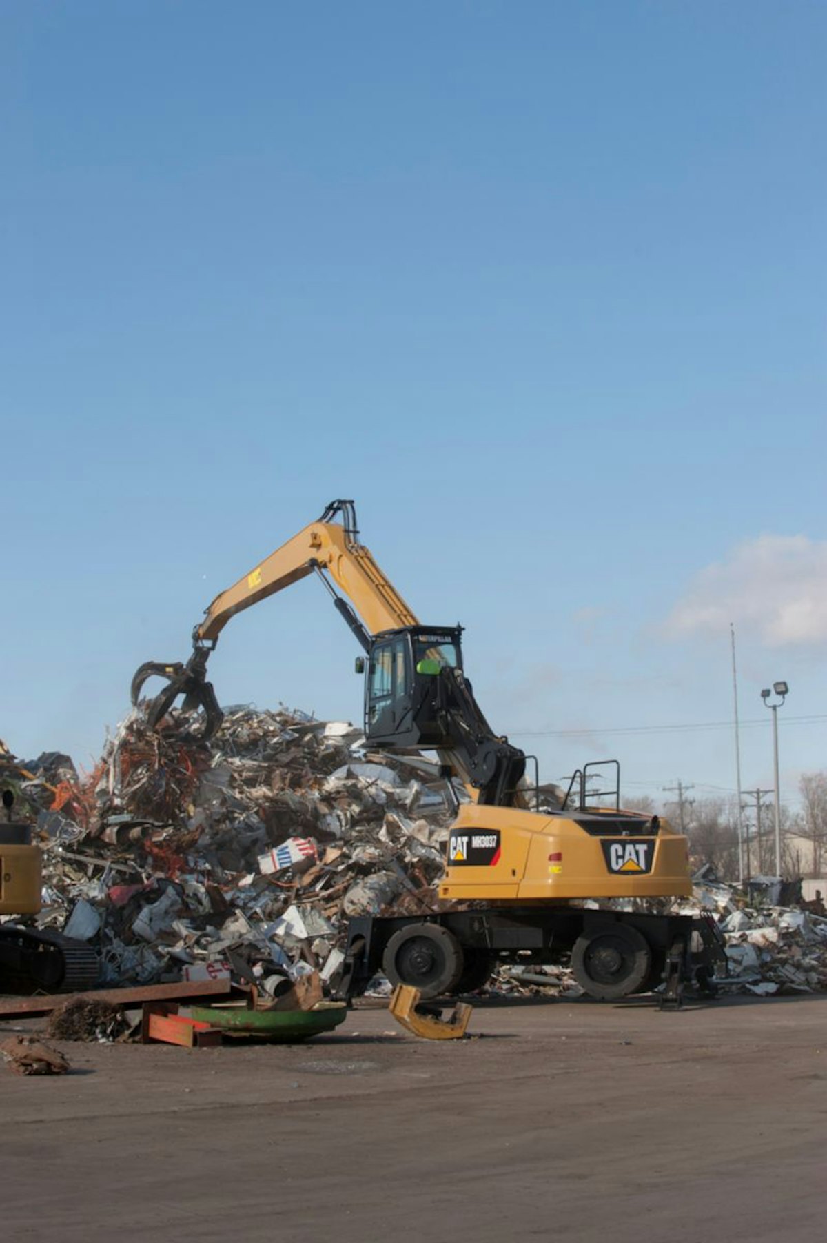 Caterpillar adds third wheeled material handler over 25 tons | OEM Off ...