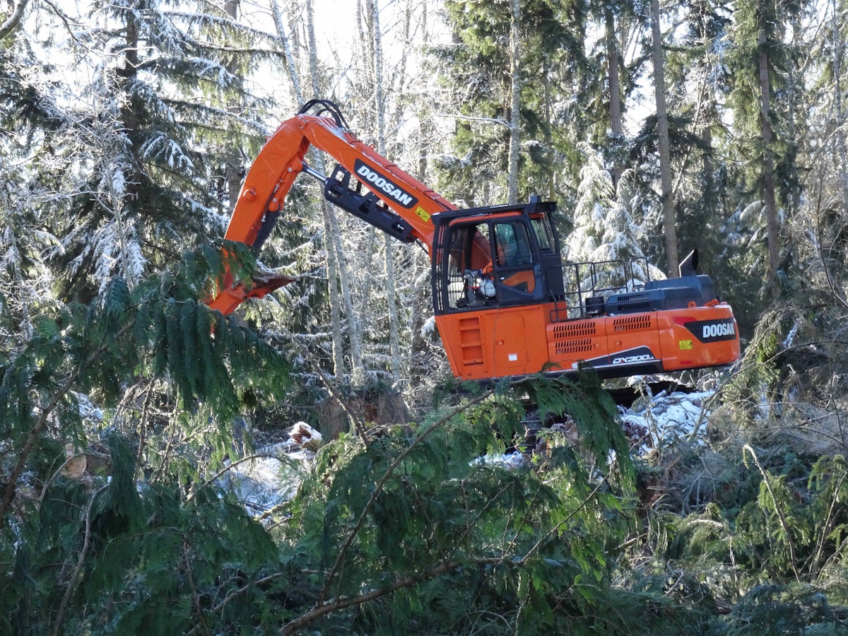 New Doosan DX300LL-5 log loader provides improved power and performance ...